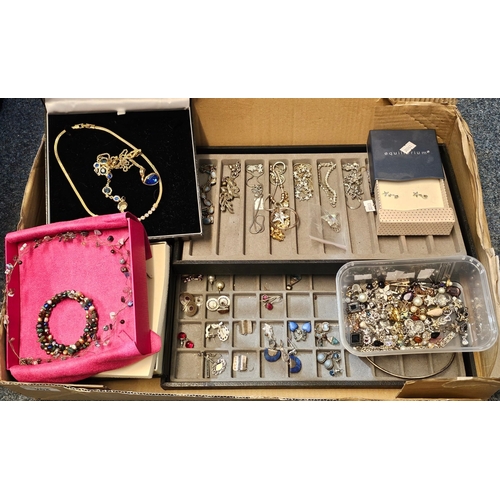 Collection of assorted jewellery to include: large collection of ...