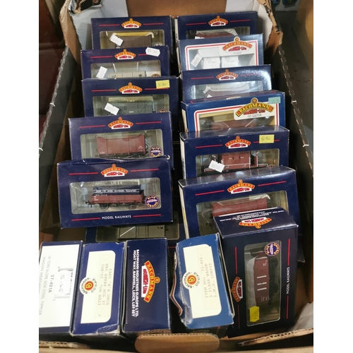 Collection of Bachmann Branchline OO gauge model railway items to ...