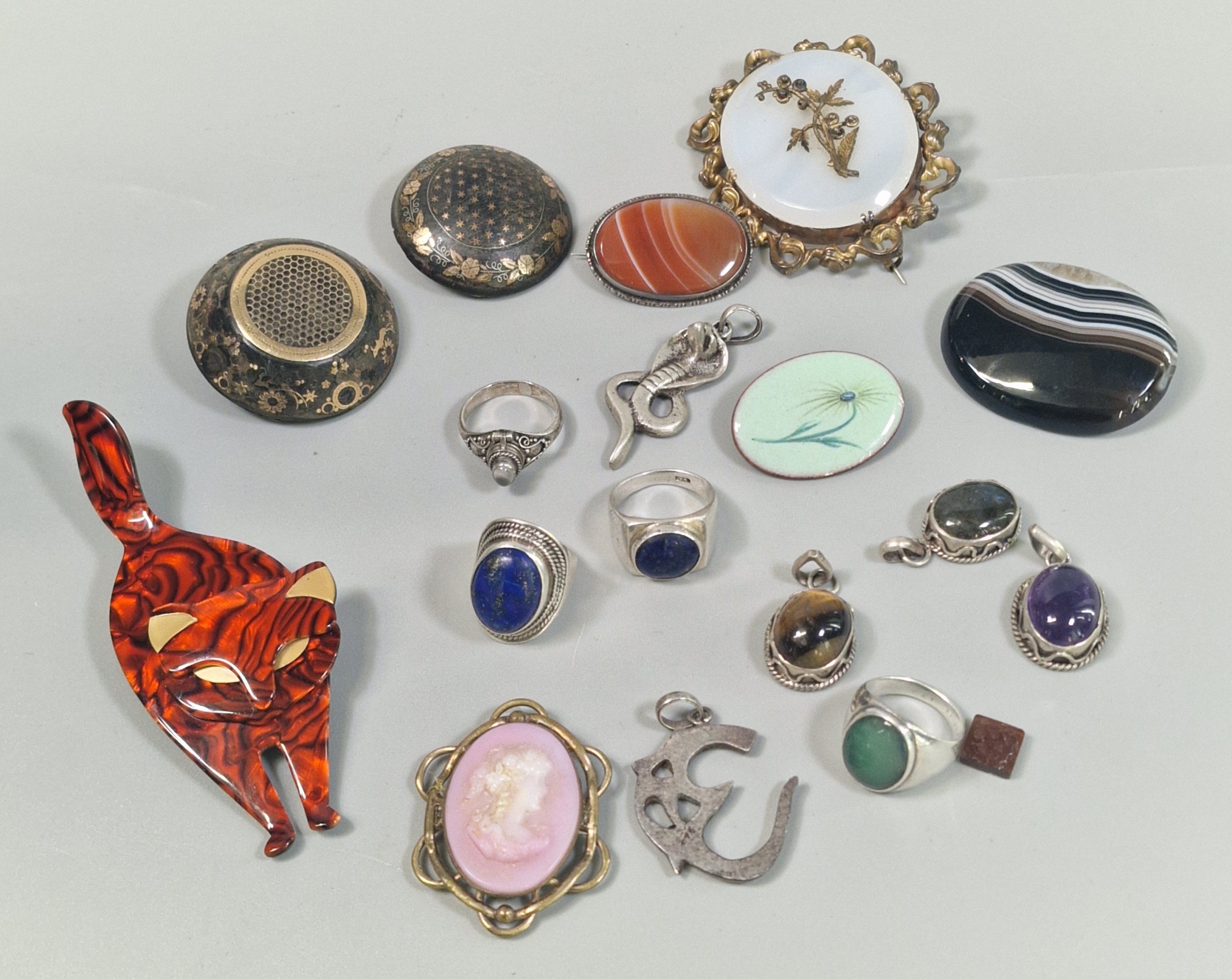 Bag of jewellery to include: Pinchbeck framed brooches, silver and ...