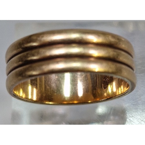 9ct gold wedding band, of ribbed form. 5.2g approx. Size P. (B.P. 21% ...