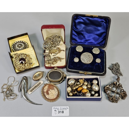Tin box of jewellery to include: engraved locket, various brooches ...