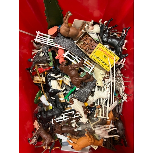 BOX BRITAINS FARM ANIMALS AND ACCESSORIES