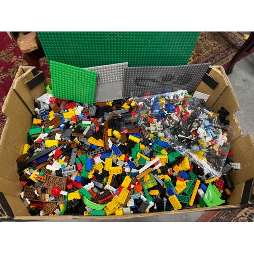 LARGE BOX LEGO AND LEGO FIGURES