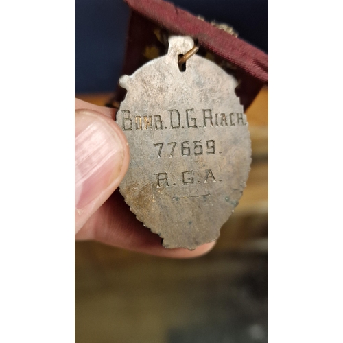 WWI Army Military Medal Set inc Lapel Badges and Regiment Badges for ...