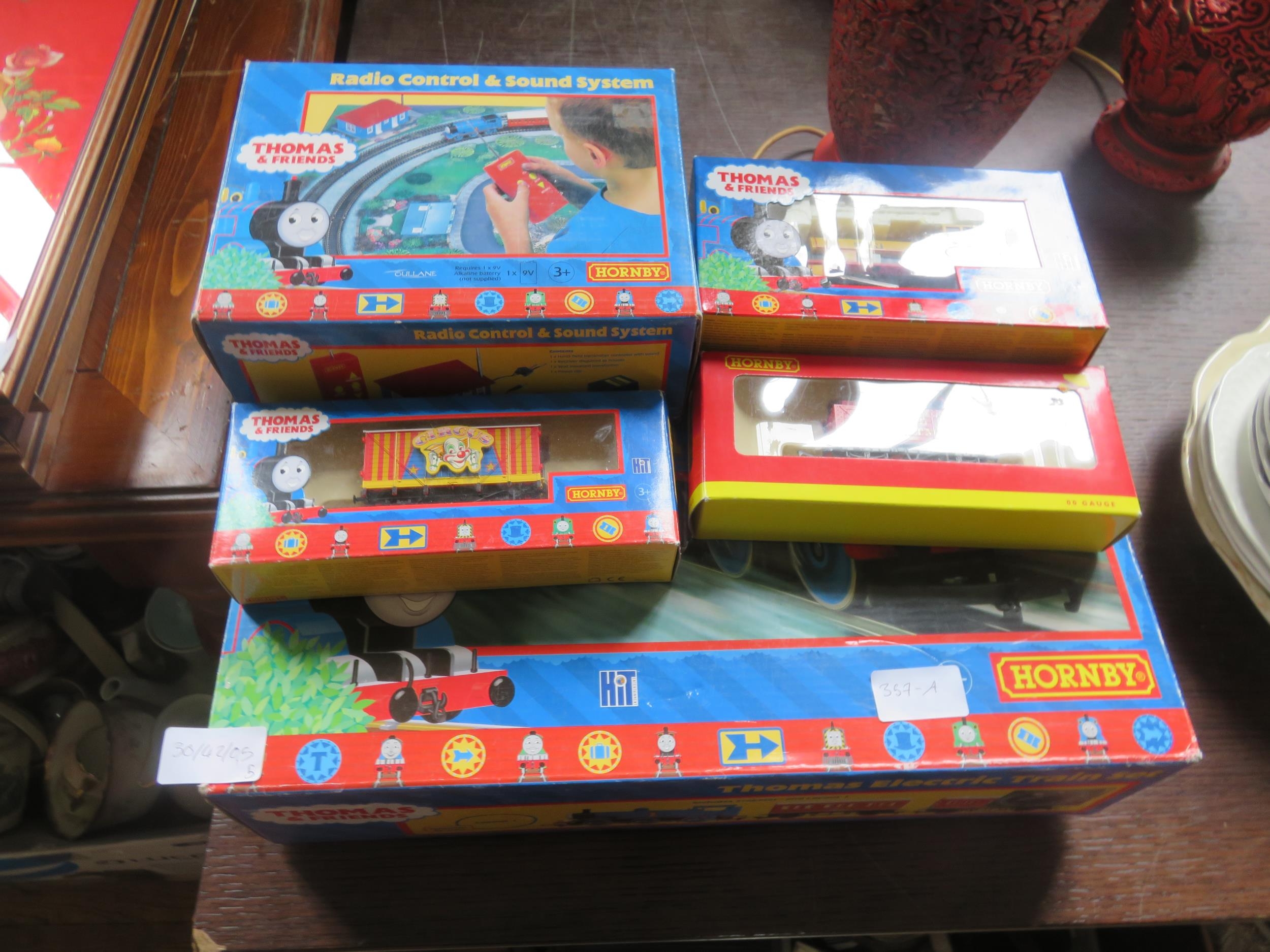 Thomas and Friends Hornby Set with remote control, Ben Engine and two ...