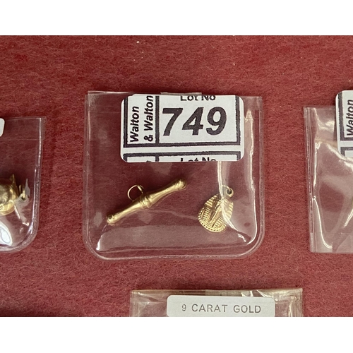 9ct Gold T-bar and a pharaoh charm