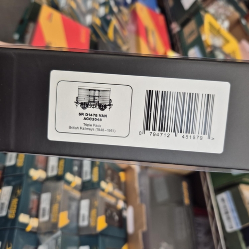 2 Accurascale SR/BR D1478 Banana van models