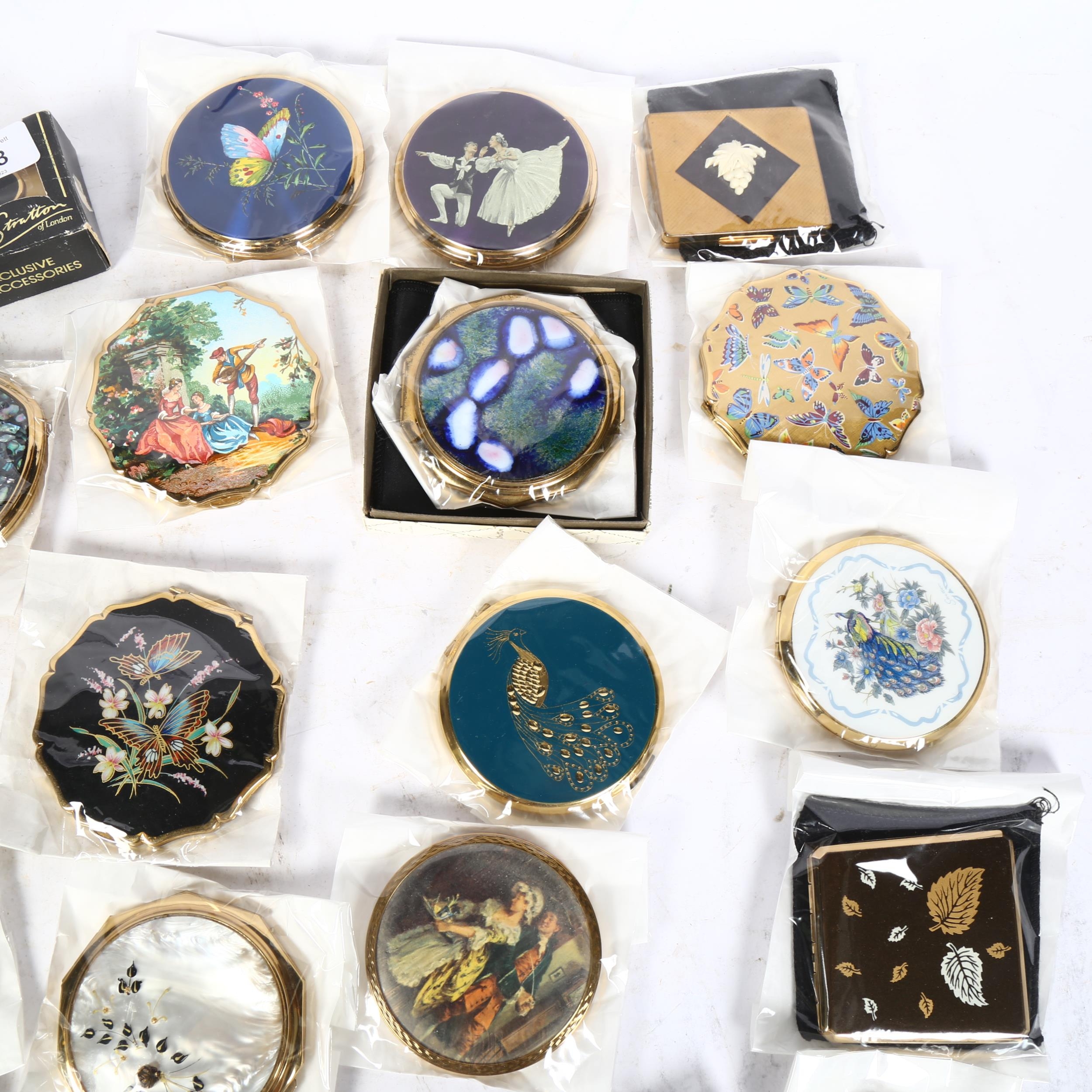 A group of 20 Vintage Stratton compacts, and accessories