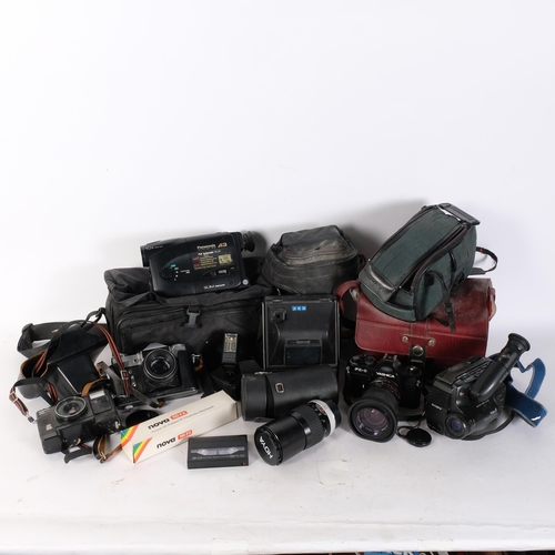 A quantity of Vintage cameras and handheld video recorders, with ...