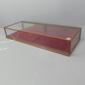A mahogany framed table-top shop display cabinet. 158x26x59cm.