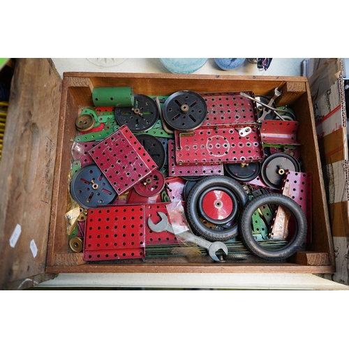 195A - Tray of Vintage Meccano with Instruction pamphlets