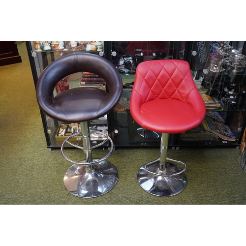 674 - 2x contemporary modern leatherette bar stools.