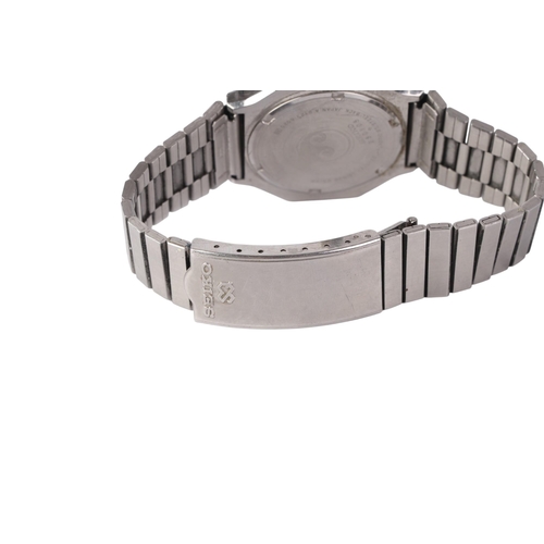 A gentleman's Seiko Sports 100 wristwatch with baton indices, sweeping ...