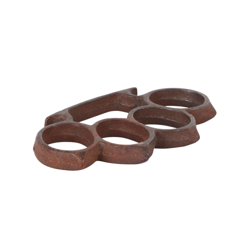 A military type cast iron knuckle duster, 9.5cm wide.