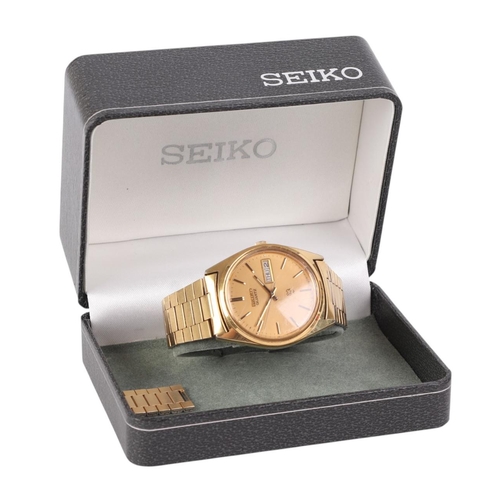 A Gentleman's Seiko Quartz wristwatch, the gold dial with baton indices ...