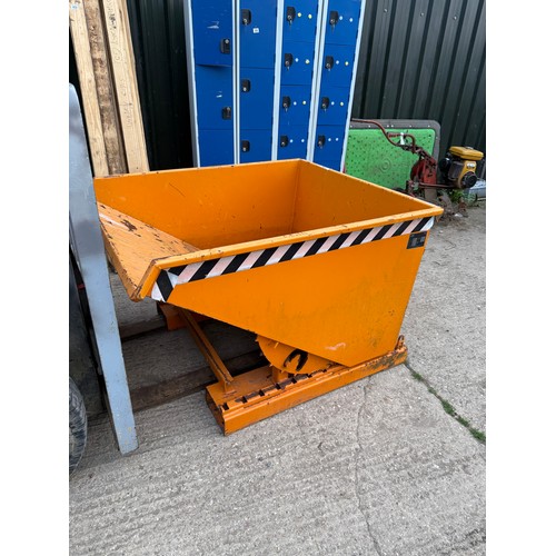 yellow pallet tipping truck