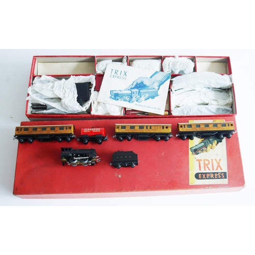 Trix Express OO box set containg loco, carriages, track, etc