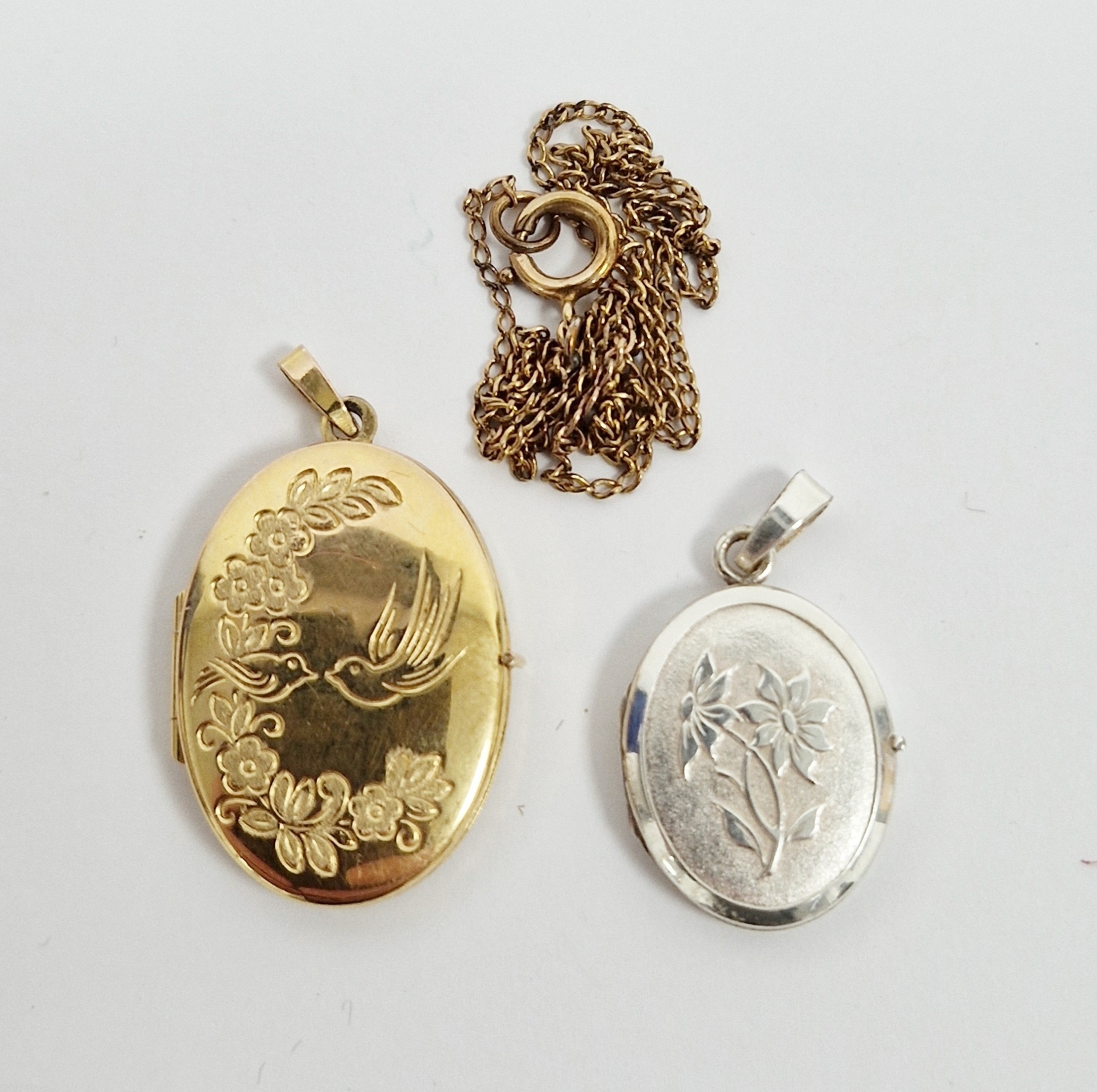 9ct gold engraved modern locket, 4g total approx, fine gold-coloured ...