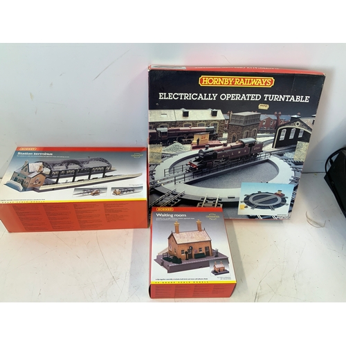 Hornby Model Railway - Station Terminus, Waiting Room and Turntable
