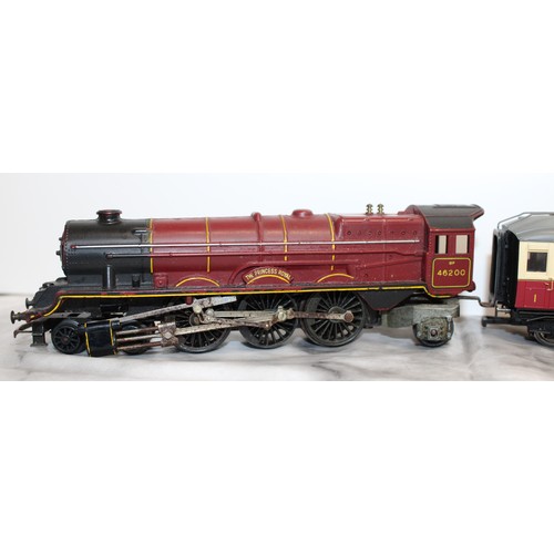A Selection Of Collectable Railway Models Inc: 1 x TRI-ANG Engine, 2 x ...