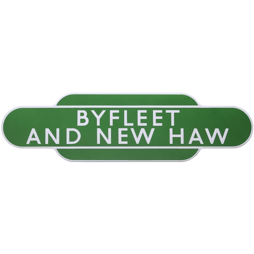 369 - A BR(S) totem sign, BYFLEET & NEW HAW, (h/f), from the Woking to ...