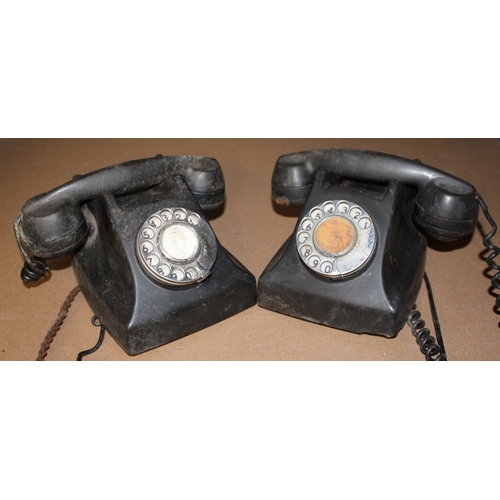 Two vintage bakelite telephones, (2).