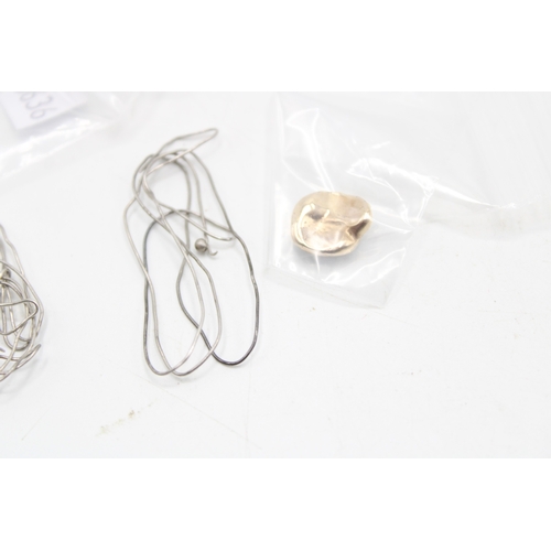 14ct gold tooth (1.4g) with filling together with a quantity of ...