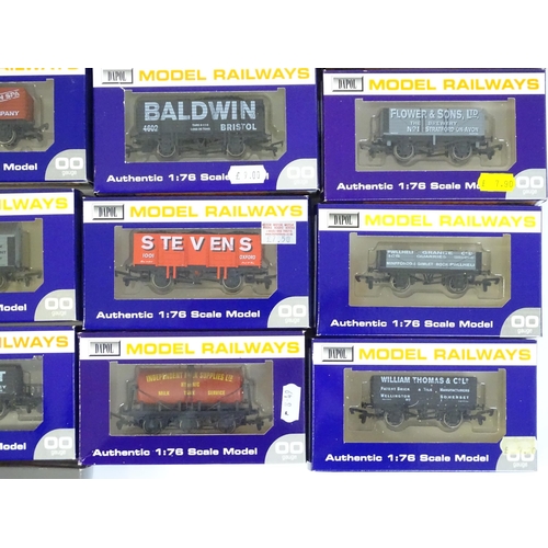 Toys - Model Train / Railway Interest : A quantity of assorted OO gauge ...