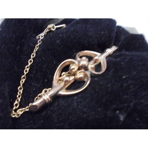 A Chester hallmarked 1907 brooch in 9ct gold with a double heart design ...