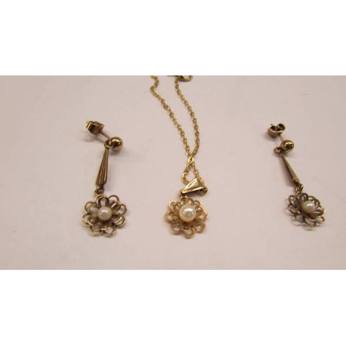 A 9ct gold pendant with matching earrings. 4.4 grams.