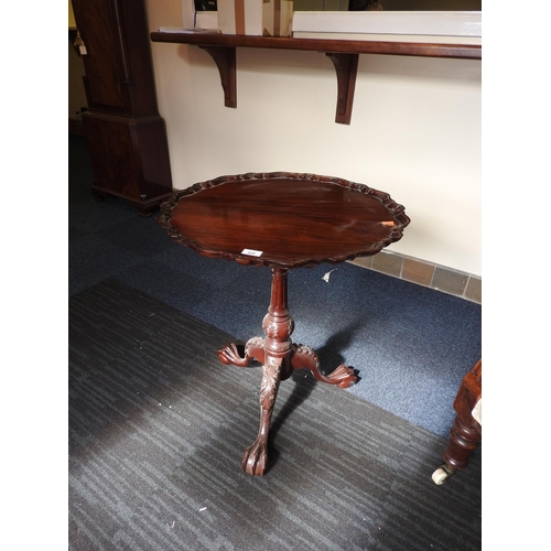 Mahogany pedestal tripod table in the Chippendale style, 59cm diameter ...