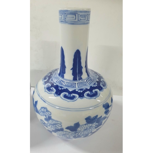 Pair of large Chinese blue and white, narrow necked bulbus vases (2 ...