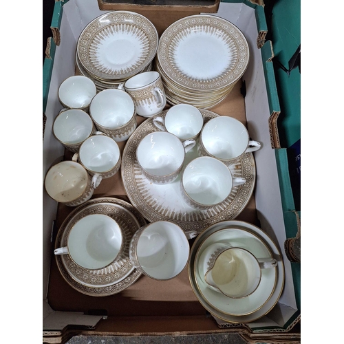 Large quantity of good quality antique dinner service (Qty)