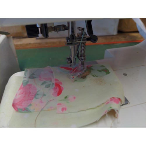 Janome JP720 sewing machine in box + quilting accessory