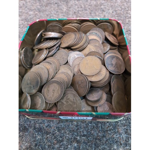 Tin of British copper coins, gross weight including tin 1.8kg