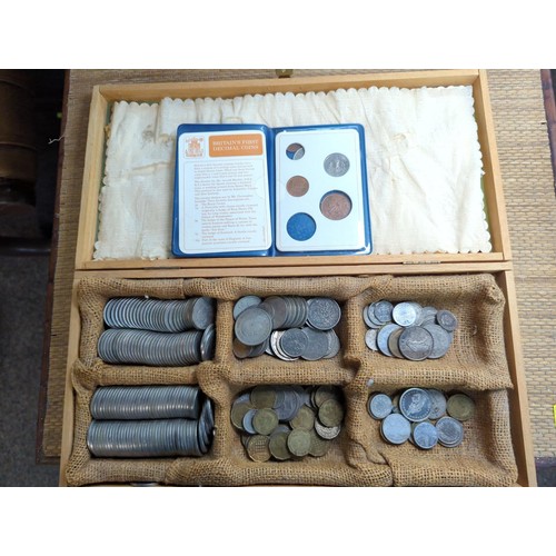 Box of assorted coins, gross weight including box 2.8kg