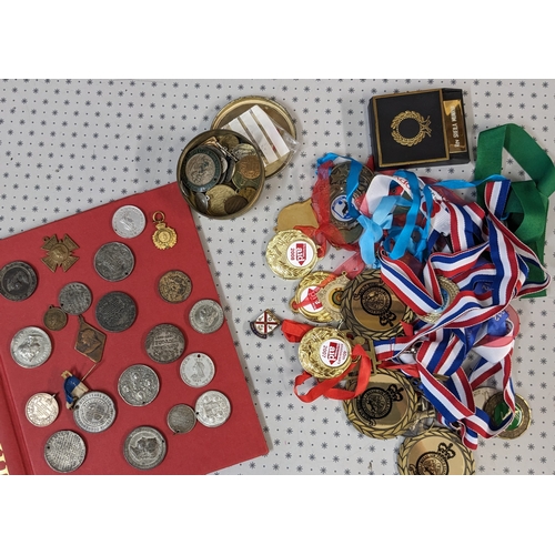 Collectables; box with big mix of tokens, medallions, etc., net weight ...