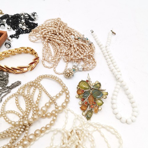 Qty of costume jewellery inc TLM hand painted pendant (missing pearls ...