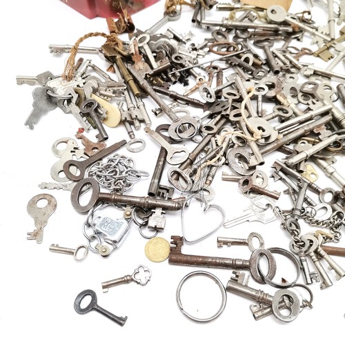 Qty of antique & vintage keys in a tin