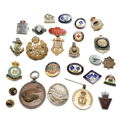 Qty of badges inc War Widows Guild of Australia, (1883) Royal Academy ...