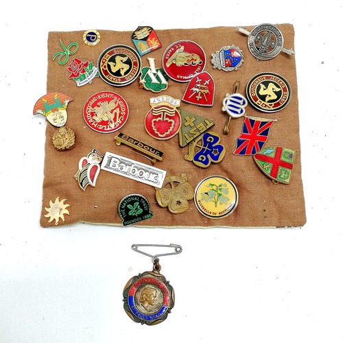 Qty of badges inc 2 x silver, scouting, humpty dumpty etc