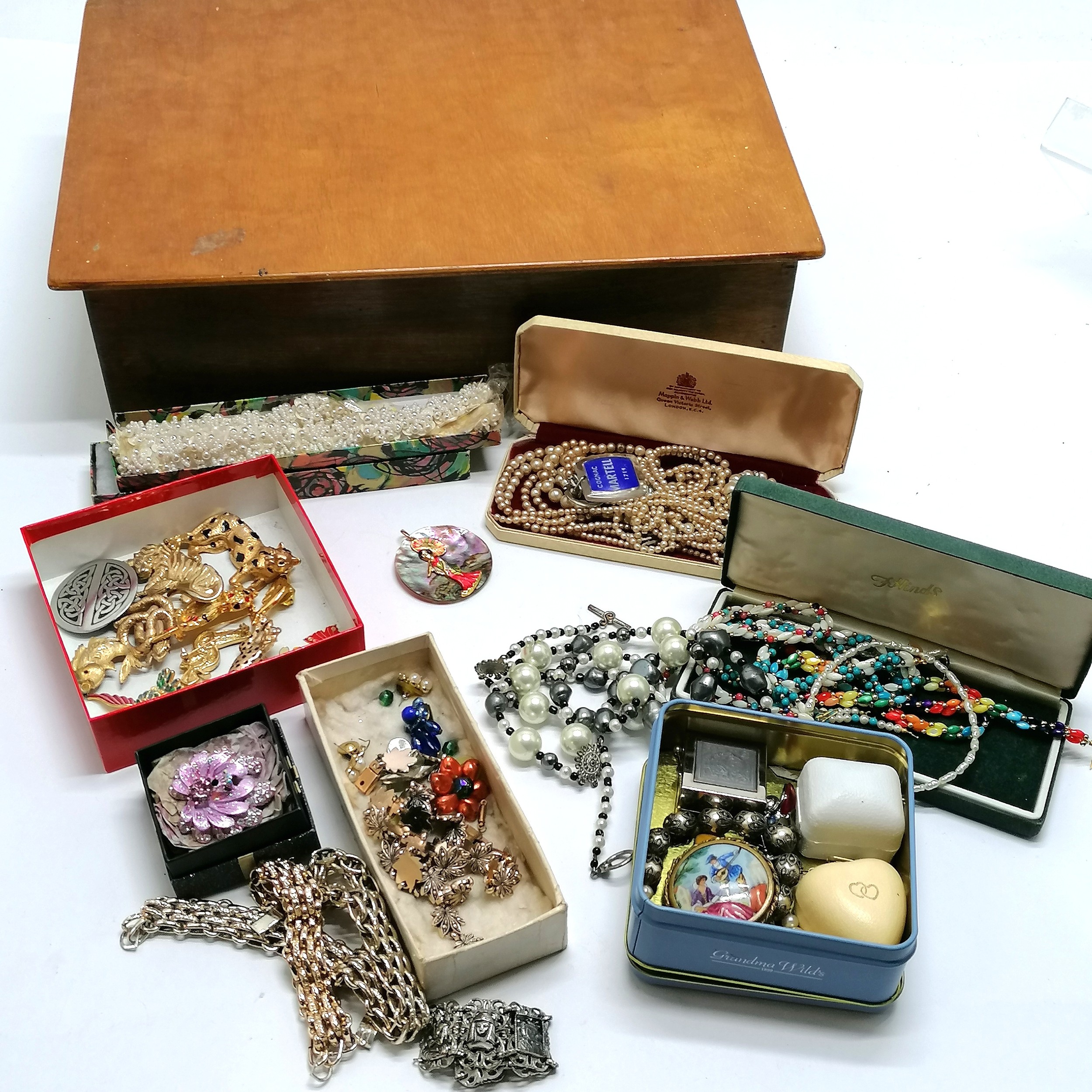 Qty of costume jewellery inc animal brooches (snake, wild cats, fish ...