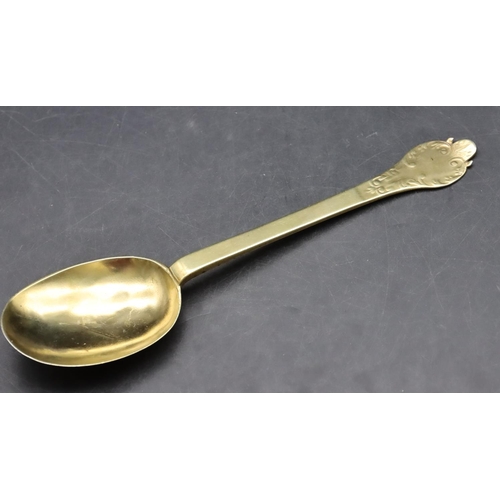 A 17th Century Trefid pattern silver gilt spoon with raised scroll ...