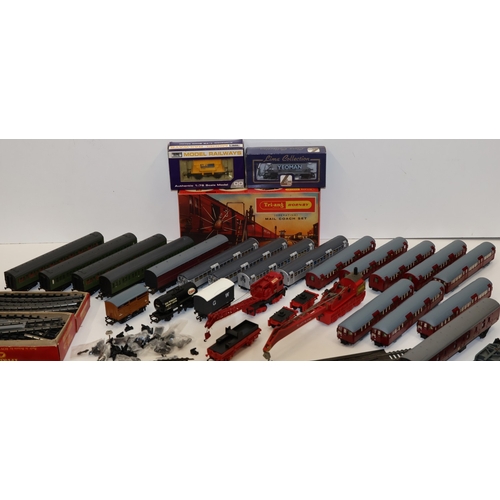 A Tri-Ang operating mail coach set (boxed), 2 boxes EFE, Grafar Ltd ...