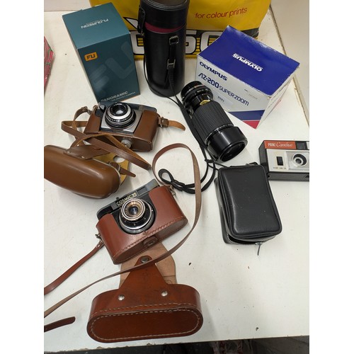 A selection of vintage cameras and equipment, to include Agfa Silette I ...