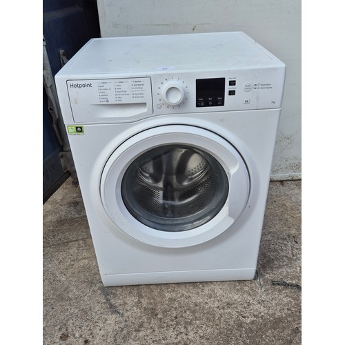 A Hotpoint 7kg washing machine - working