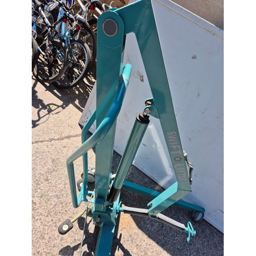 A swiftech swift lifter 3 hydraulic mobility crane