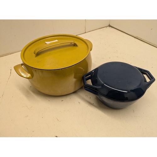 A pair of cast iron cooking pots including 1 by nacco Denmark