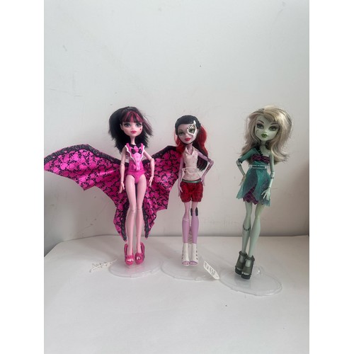A job lot of 3 Monster High dolls including- Draculaura Ghoul to bat ...