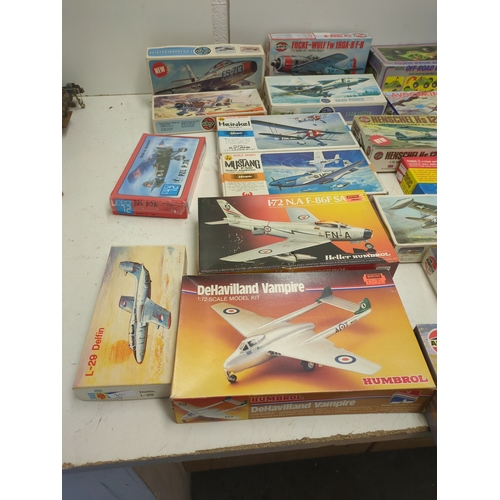 A quantity of various vintage model kits including Revell, Airfix, etc
